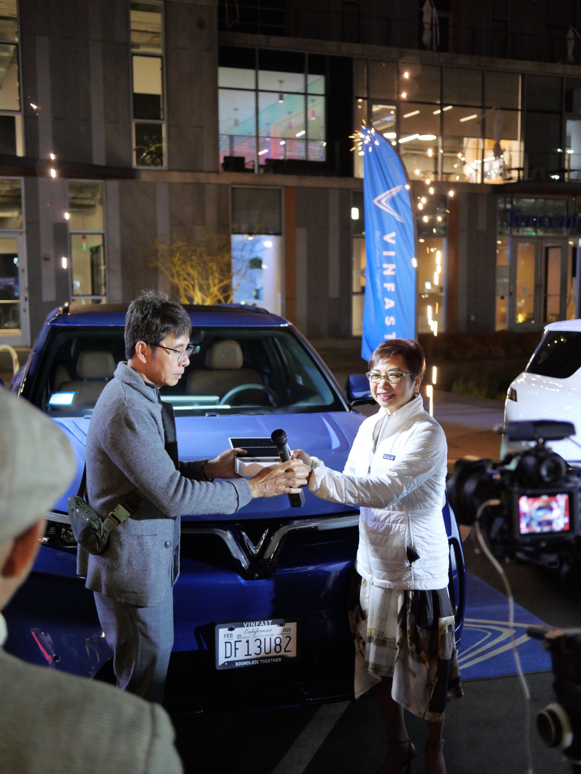 VinFast starts US deliveries of its VF9 3-row SUV, and we got a quick ...