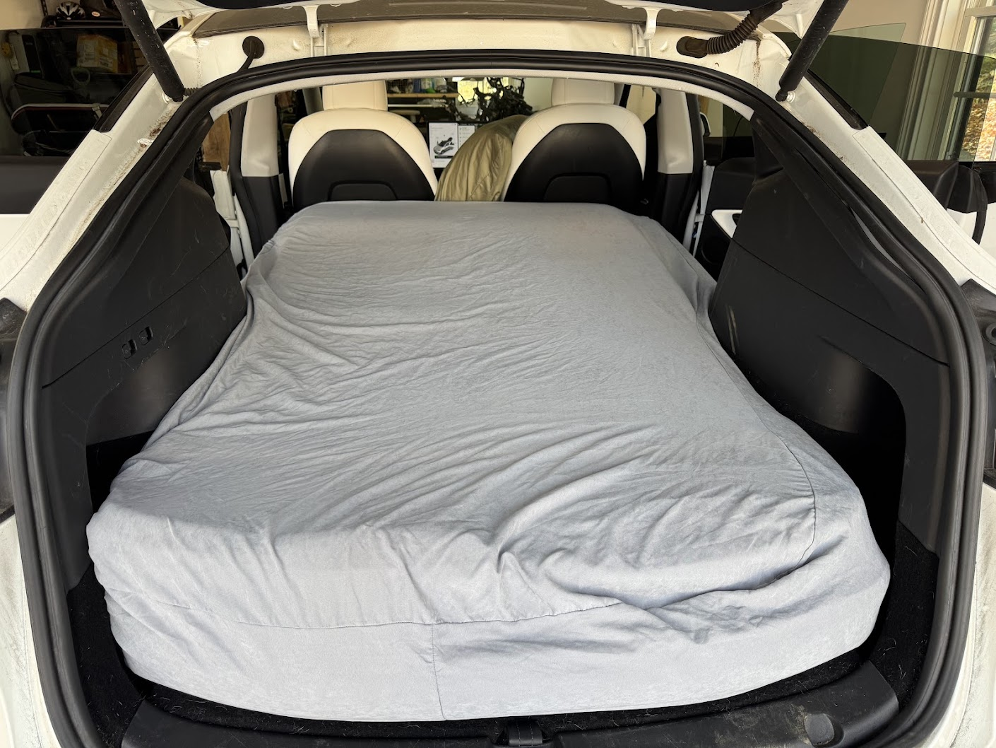 Tesla Model Y Havnby air mattress adds stars to Camp Mode | Electrek