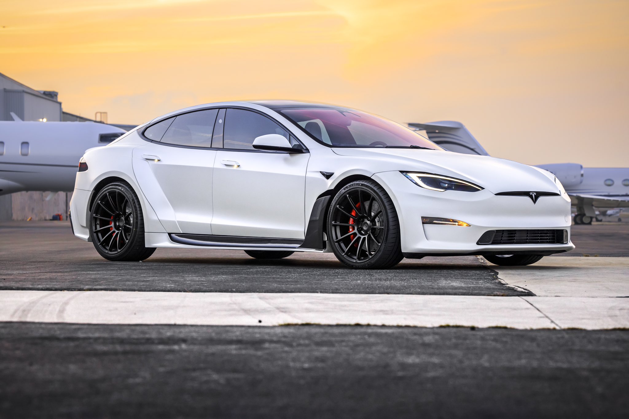 Joe Rogan's new custom Tesla Model S Plaid looks sick | Electrek