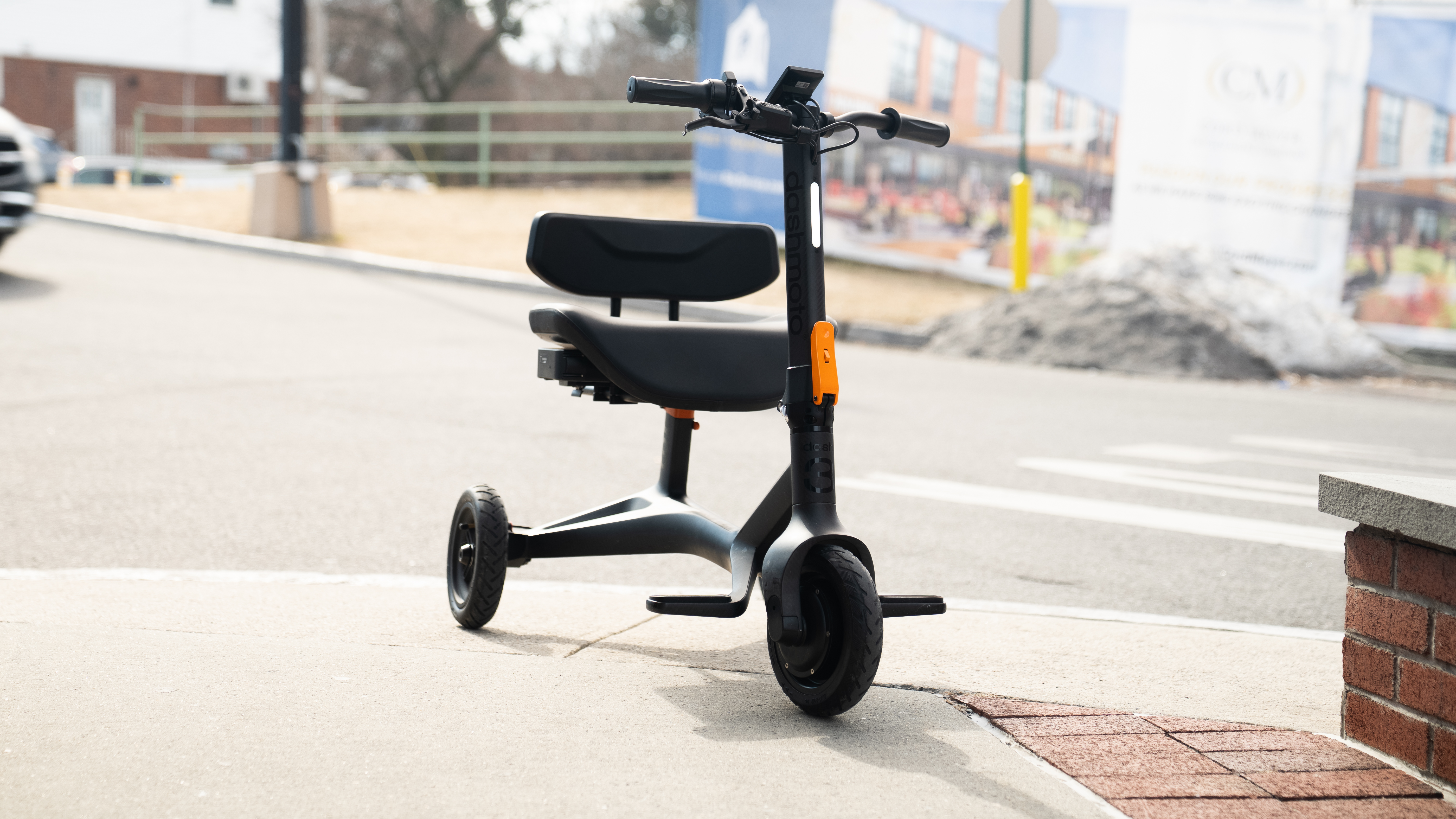 Dashmoto Dash 3: A functional carbon-fiber mobility scooter [Video]