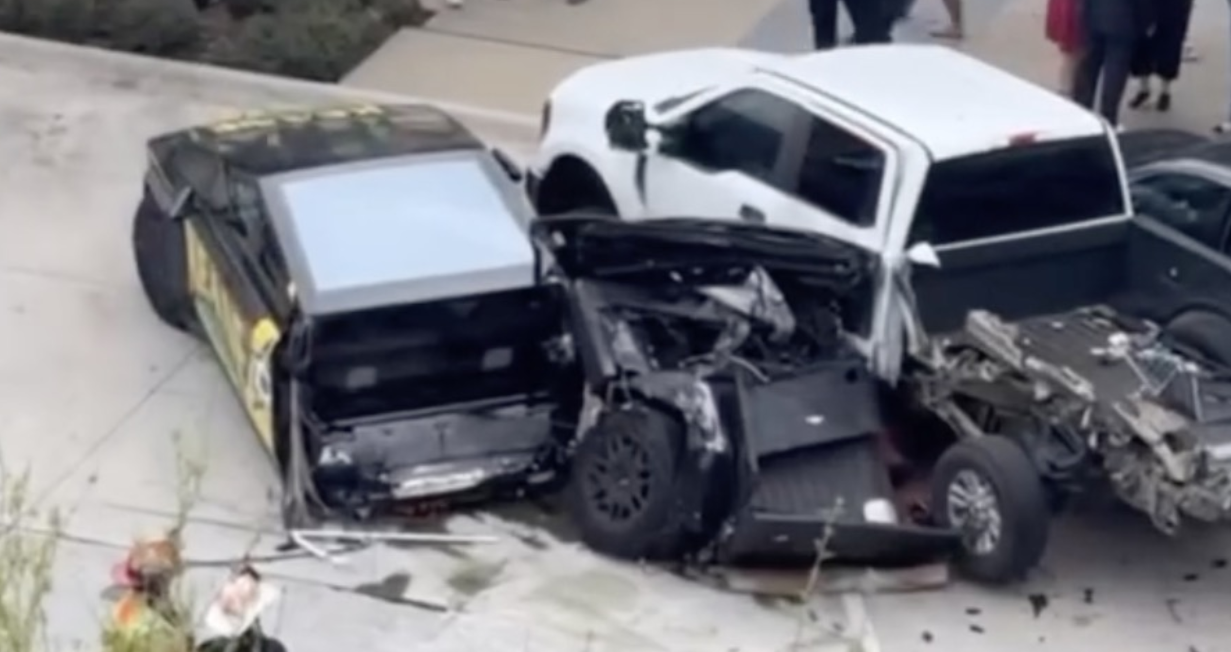 Tesla Cybertruck split in half in crash with G Wagon | Electrek