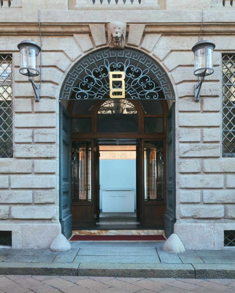 Range Rover finally has a logo, just in time for its first electric SUV