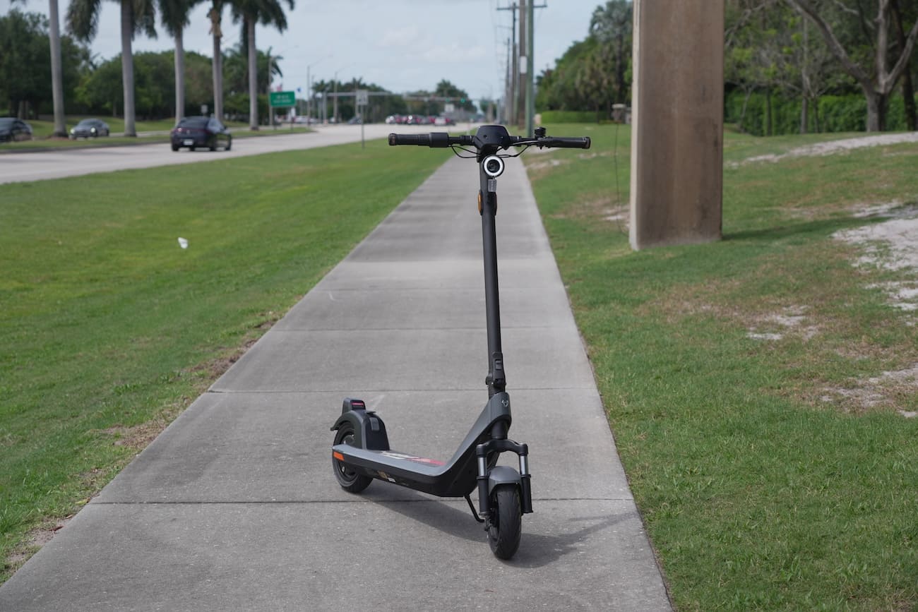 NIU KQi 200F review: An affordable folding electric scooter with a cool ...