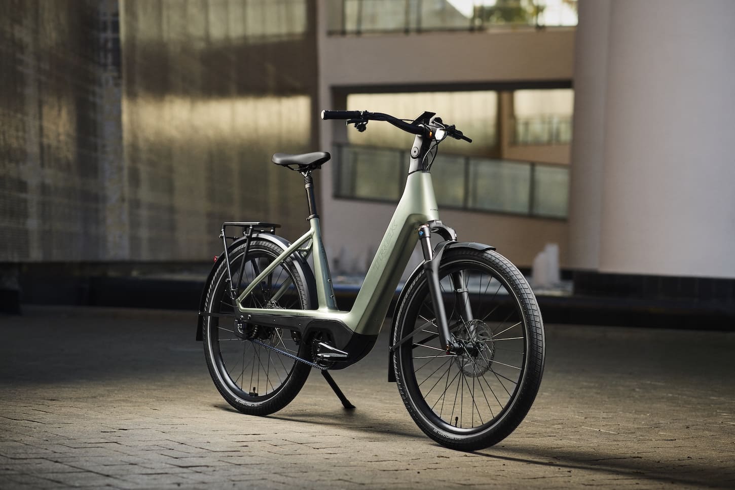 Trek shifts itself with a new 28 MPH car-replacing e-bike | Electrek