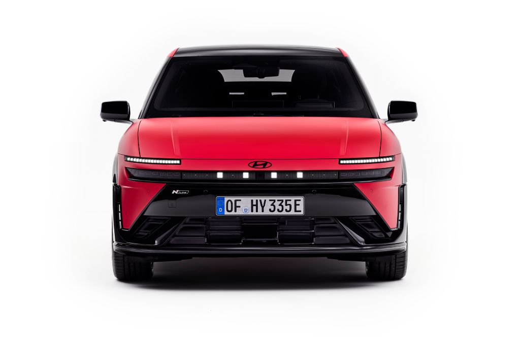 Hyundai IONIQ 3 debuts with class-leading range and new infotainment ...